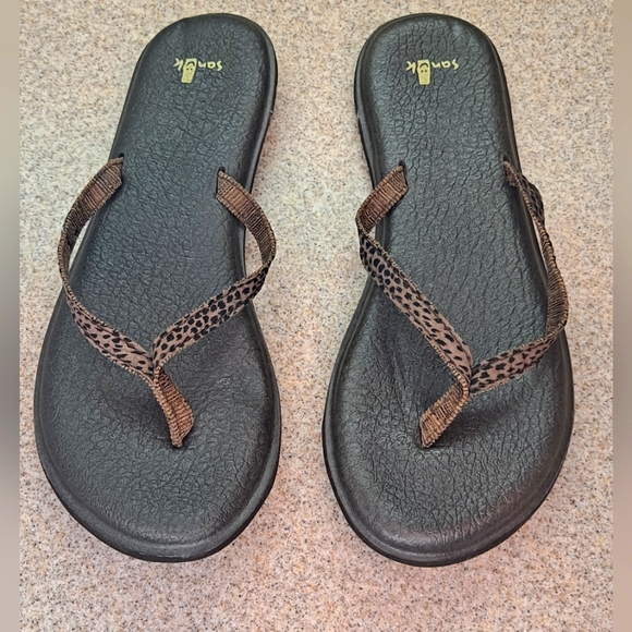 Sanuk | Shoes | Sanuk Leopard Print Flip Flops Size Euc New Slip On ...